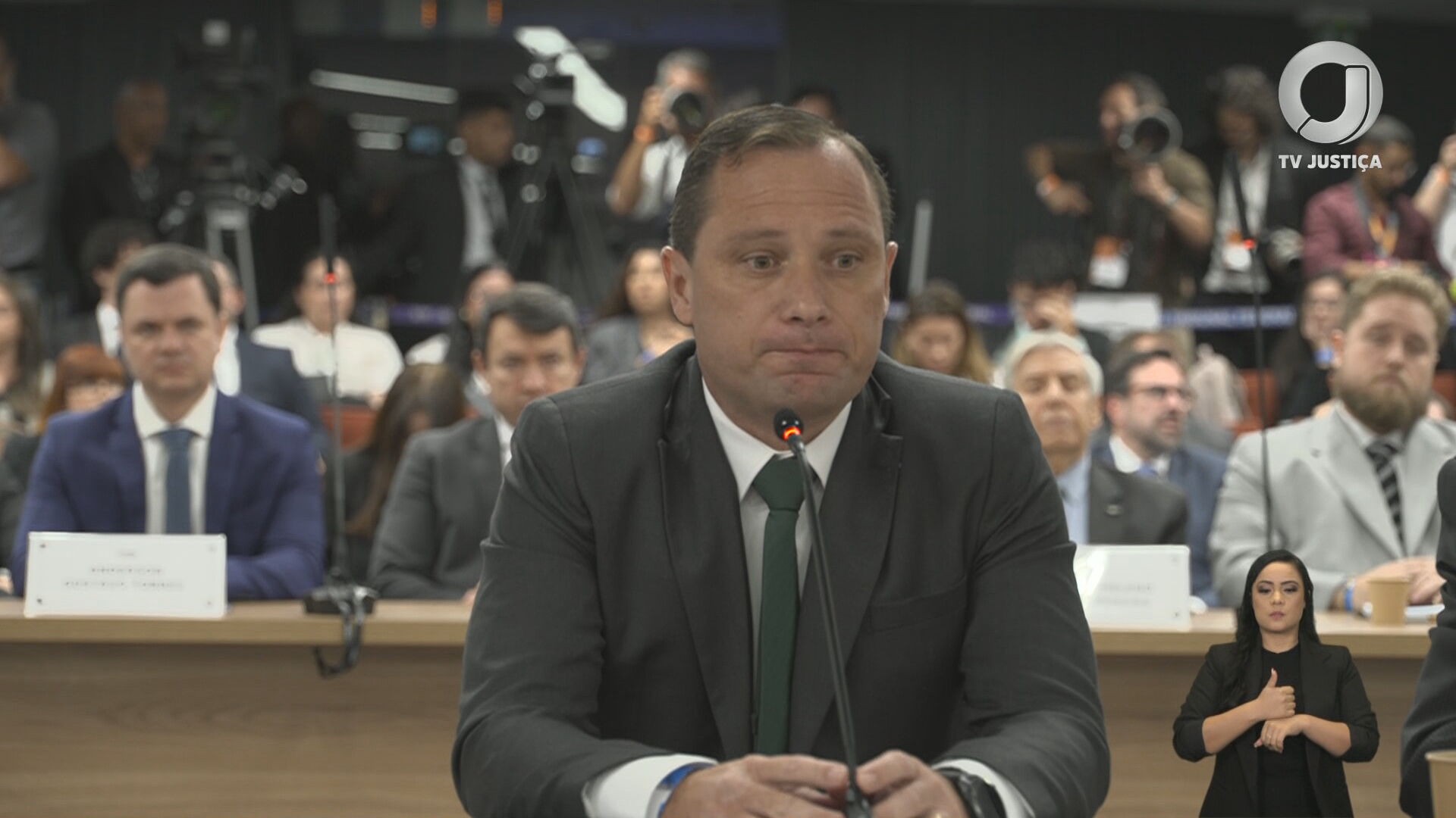 Pedido de Mauro Cid para dar baixa do Exército traz vantagens ...