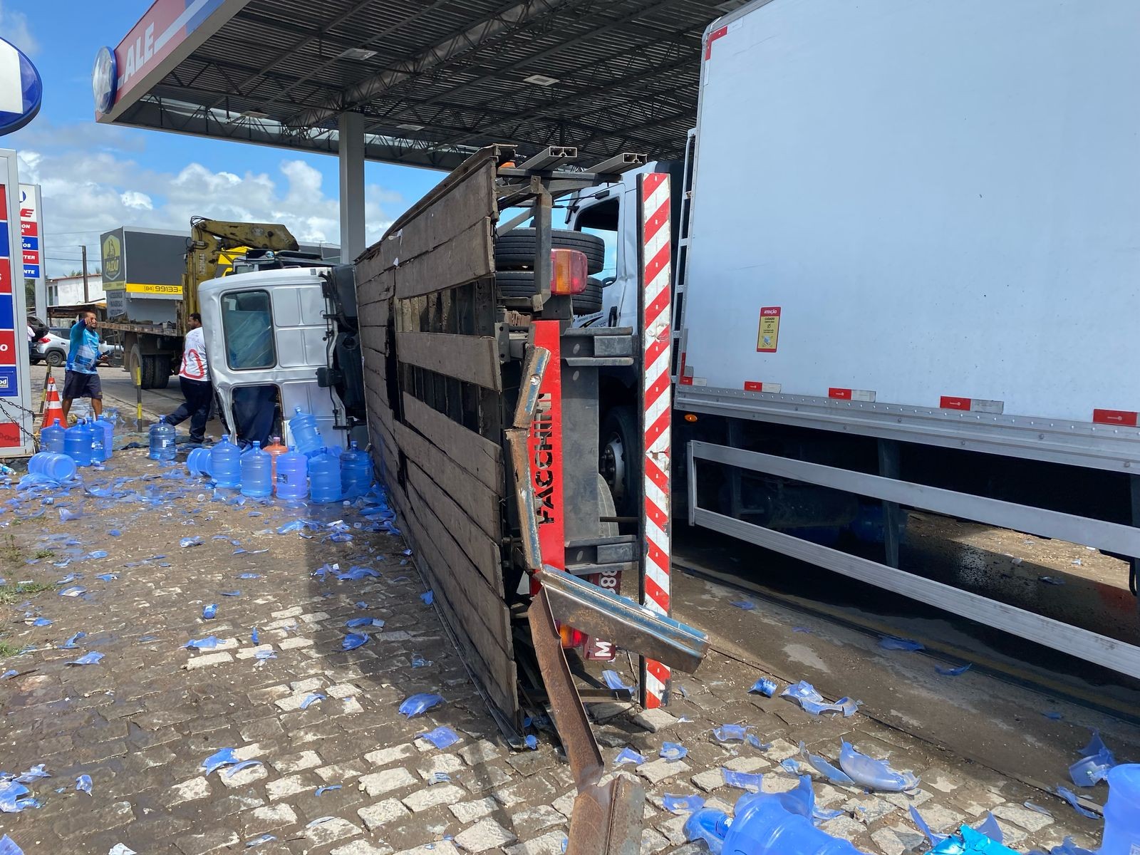Caminhão carregado de garrafões de água tomba e invade posto de combustíveis na Grande Natal ...