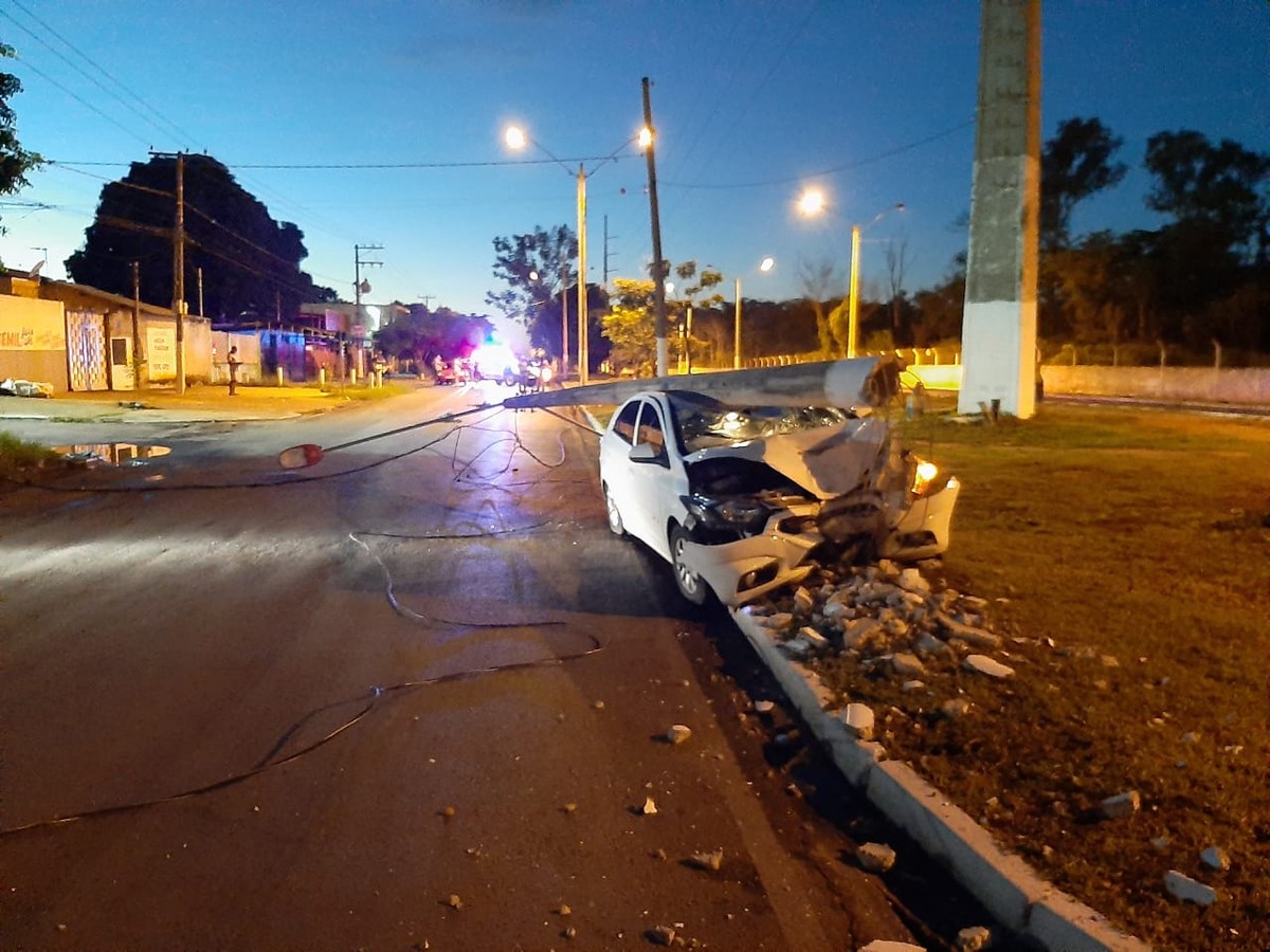 Motorista dorme ao volante, bate carro e derruba poste em avenida em MT | Mato Grosso | G1