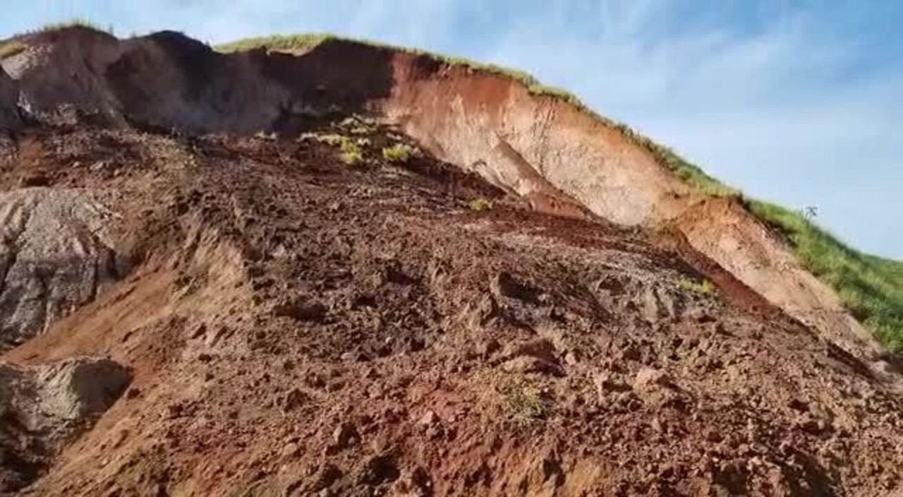 Deslizamento de terra deixa trecho da RJ-145, em Barra do Piraí, em ...