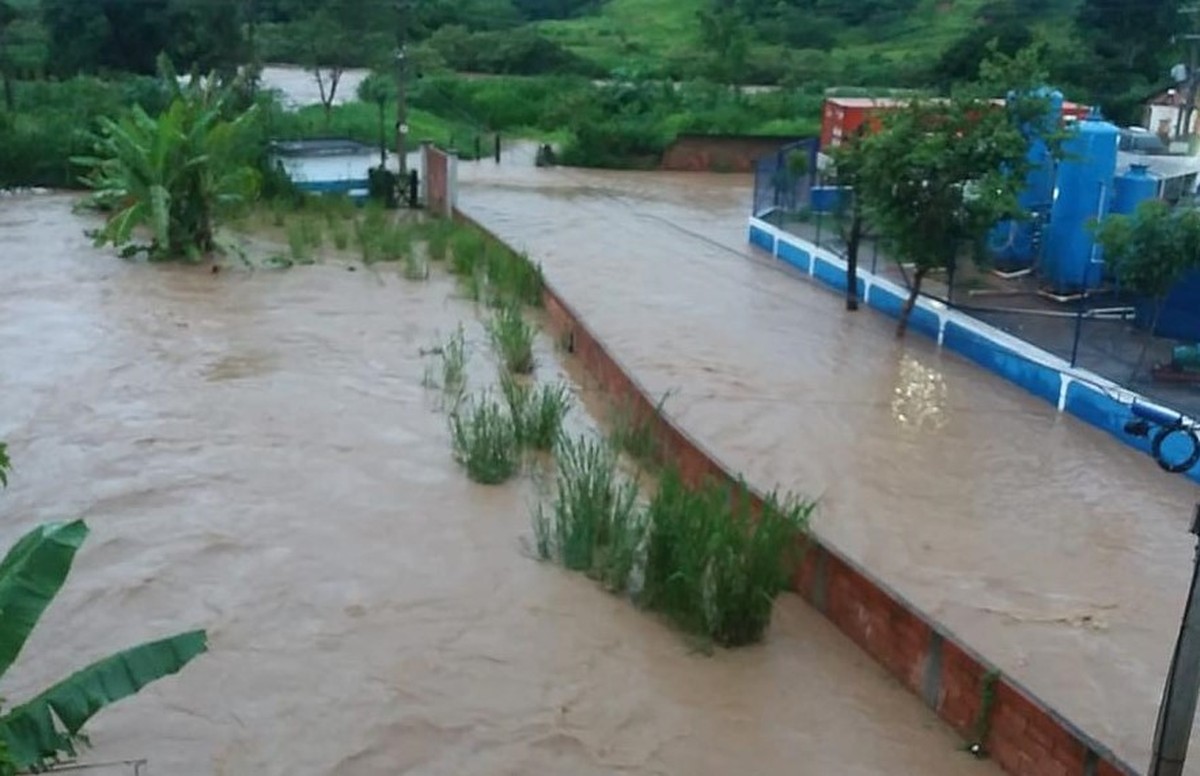 Chuva Forte Alaga Ruas E Causa Deslizamentos Em Três Rios Sul Do Rio