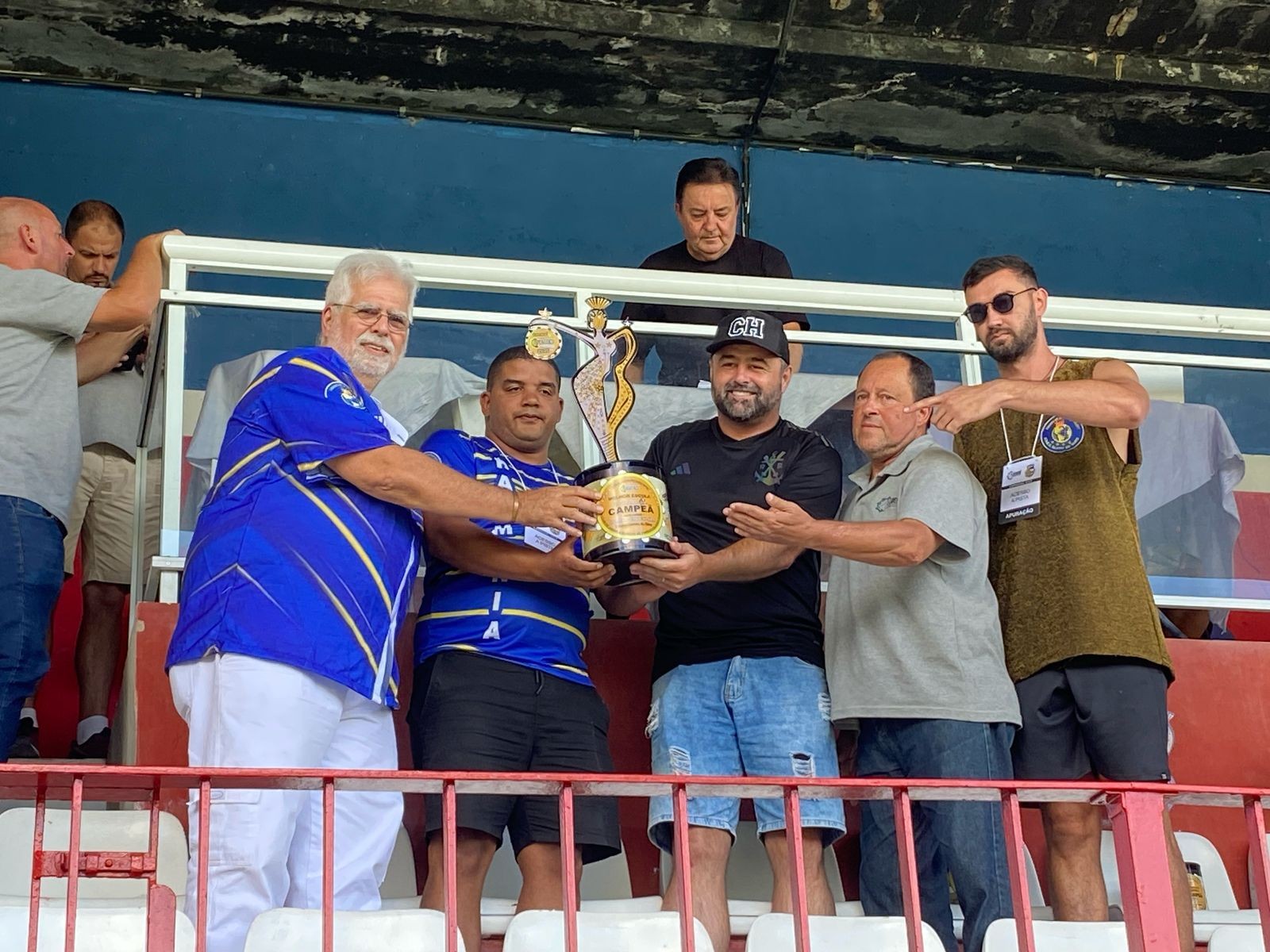 Fotos e vídeos mostram o show das campeãs Imperatriz de Olaria e Globo de Ouro no carnaval de ...