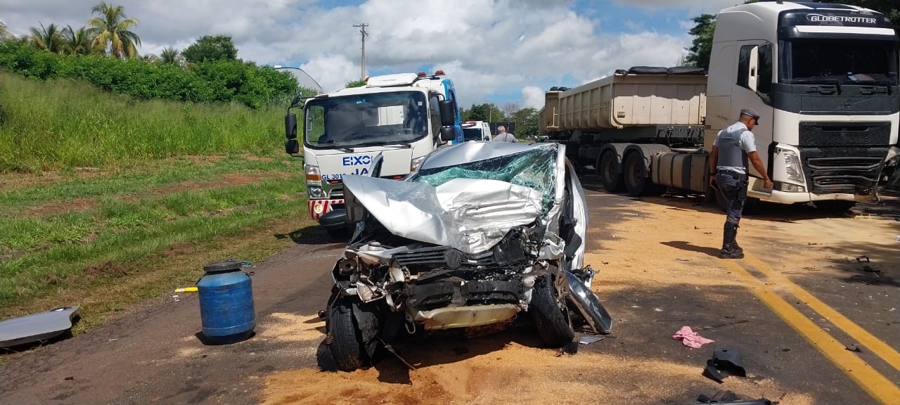 Homem morre após colisão frontal entre carreta e carro na Rodovia Comandante João Ribeiro de ...
