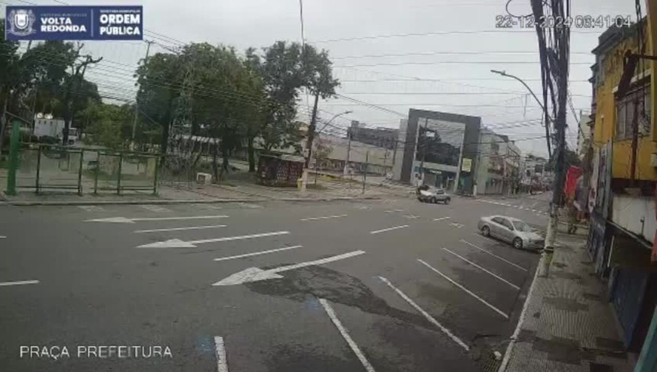 VÍDEO: Batida entre carro e caminhonete deixa ferido em Volta Redonda | Sul do Rio e Costa Verde ...