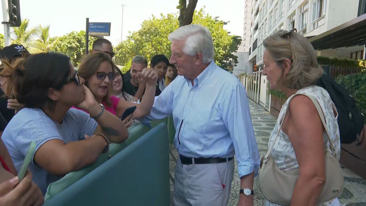 Pai de Chris Martin aparece na porta de hotel no Rio, tira fotos com ...