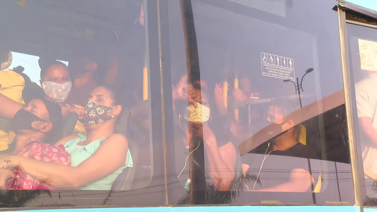 BRT circula com ônibus lotados e aglomeração; 35 estações estão ...