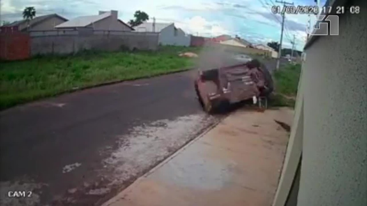 Vídeo mostra carro capotando várias vezes e atingindo muro após batida ...
