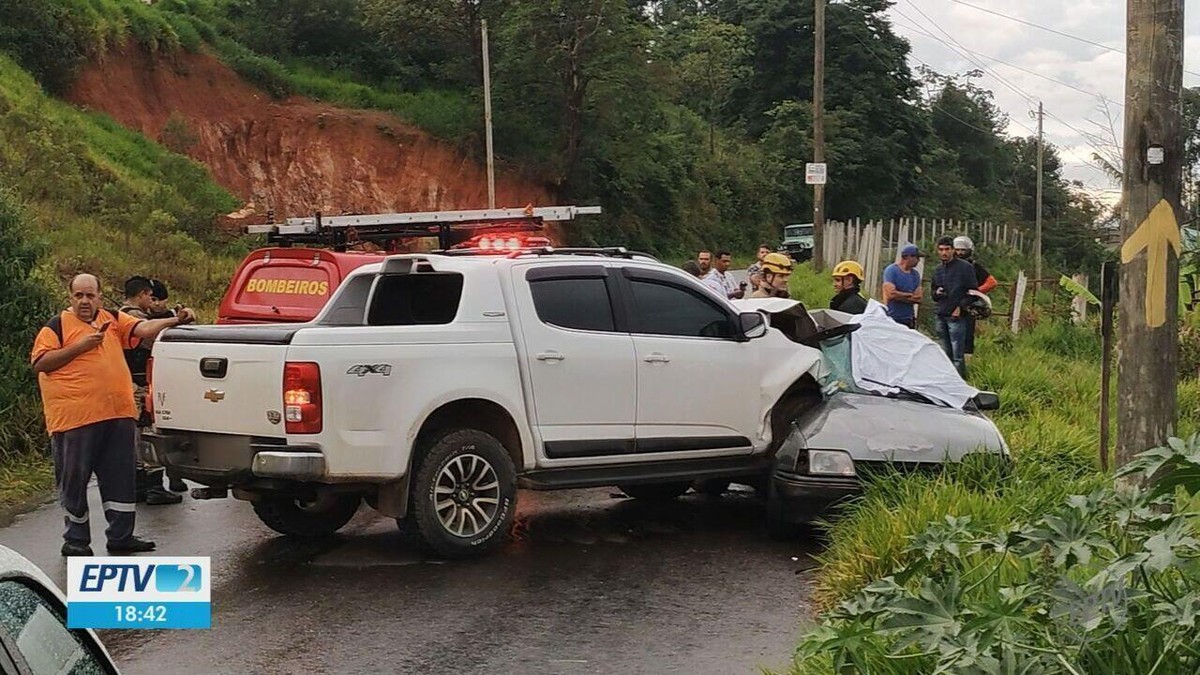 Dois homens morrem após batida entre carro e caminhonete em estrada vicinal de Campestre, MG ...