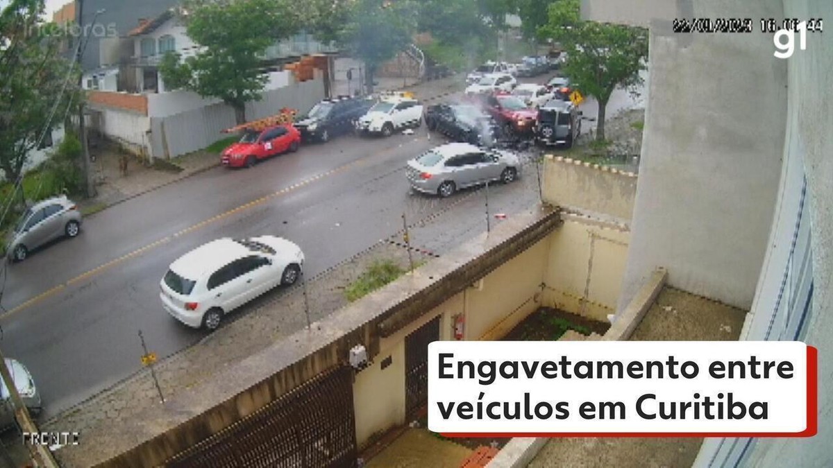 VÍDEO: engavetamento entre veículos deixa quatro pessoas feridas em Curitiba | Paraná | G1