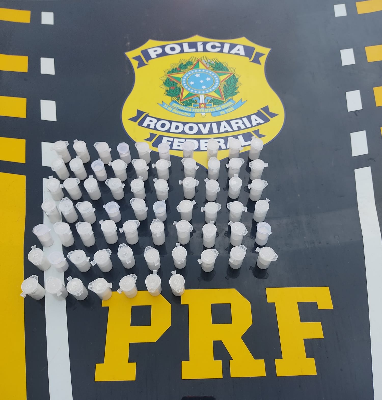 Homens são presos com cocaína escondida no capô do carro na Via Dutra ...