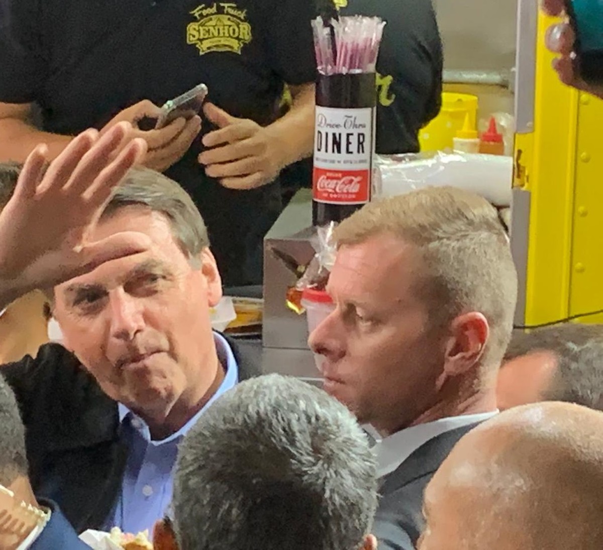 Jair Bolsonaro come cachorro-quente em trailer que costumava frequentar ...