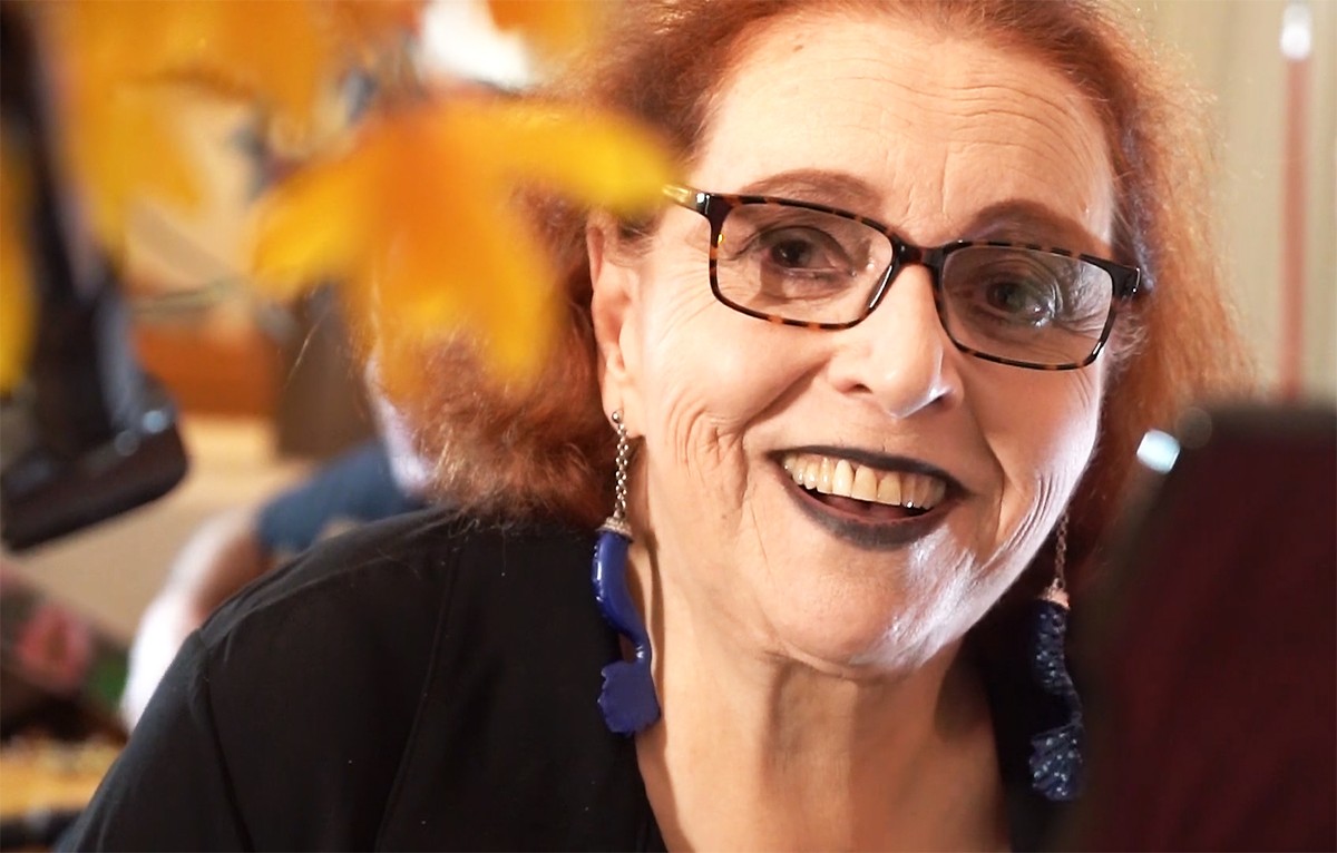 Cida Moreira mapeia 69 anos de vida no tempo preciso de show com ...