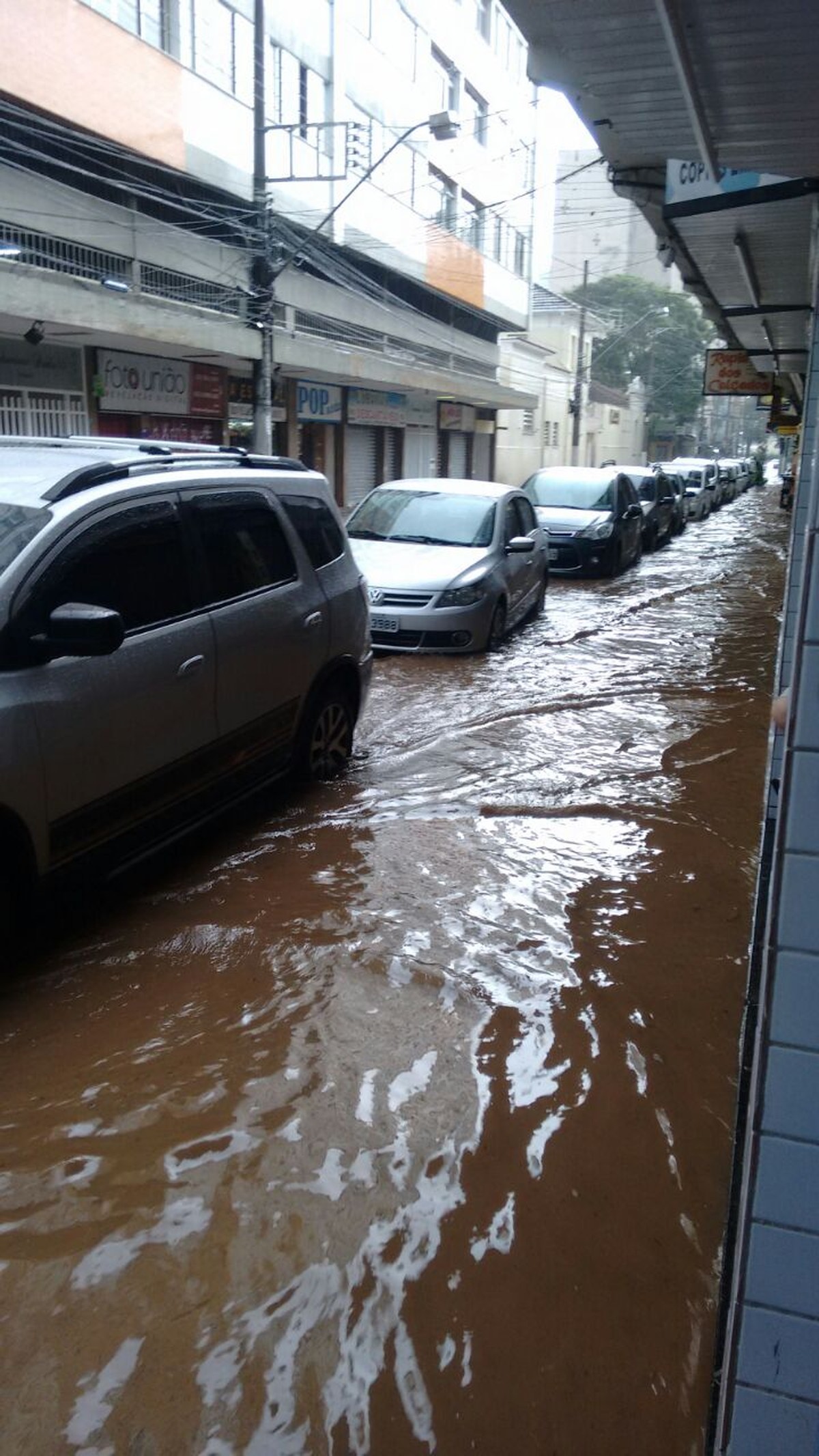 Chuva forte alaga ruas do Centro de Nova Friburgo, no RJ | Região ...