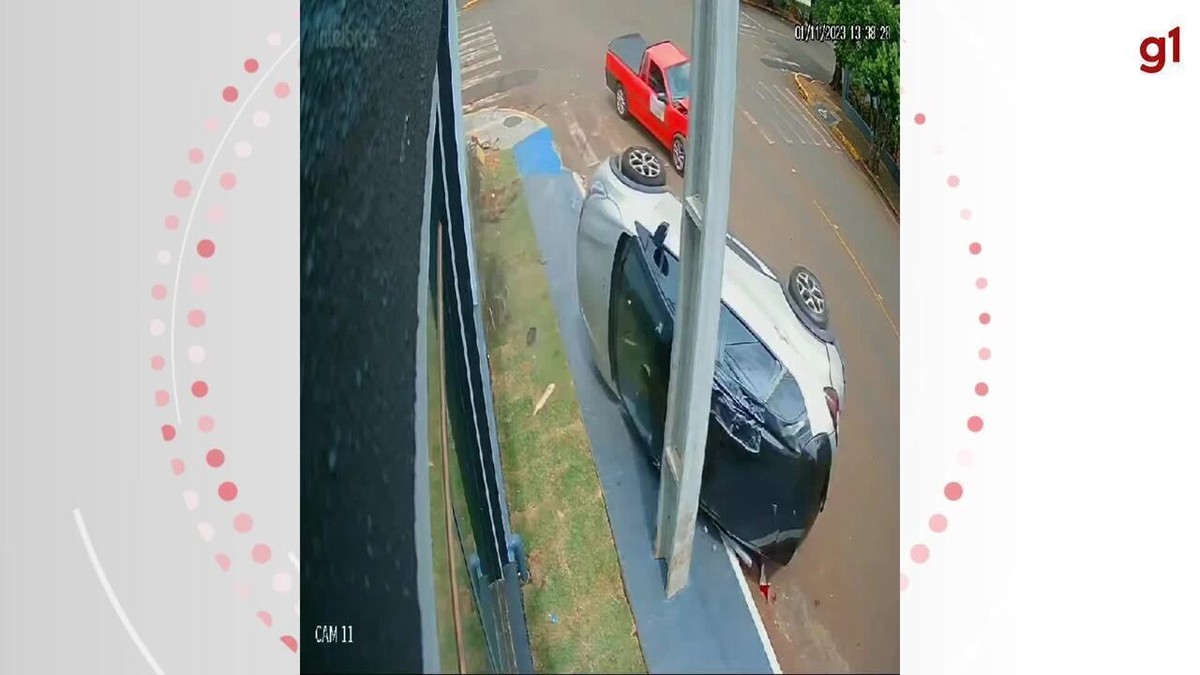 VÍDEO: Carro bate em outro veículo, capota e quase atinge pedestre | Oeste e Sudoeste | G1
