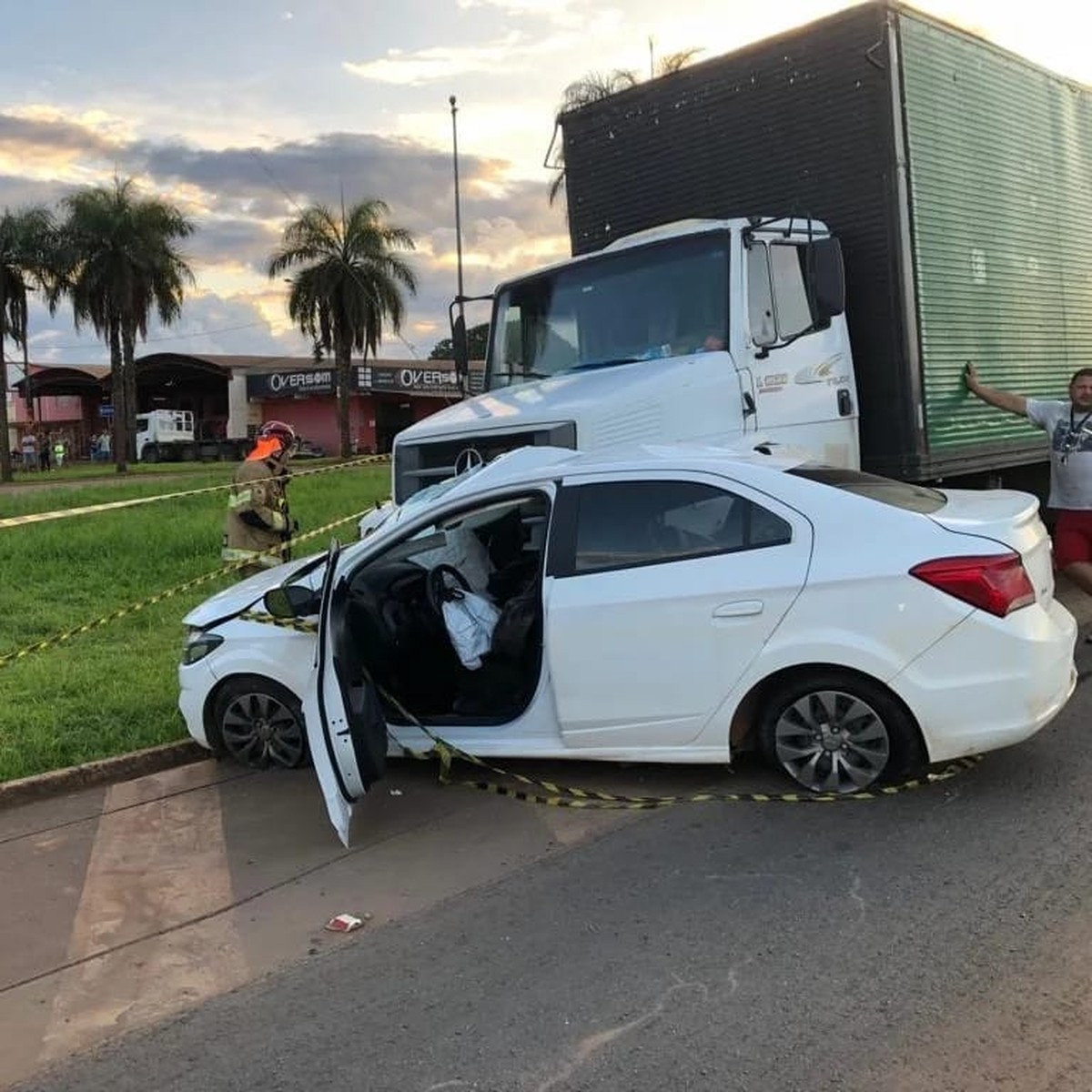 Batida entre caminhão e carro deixa uma pessoa morta e outras três feridas em Luz | Centro-Oeste ...