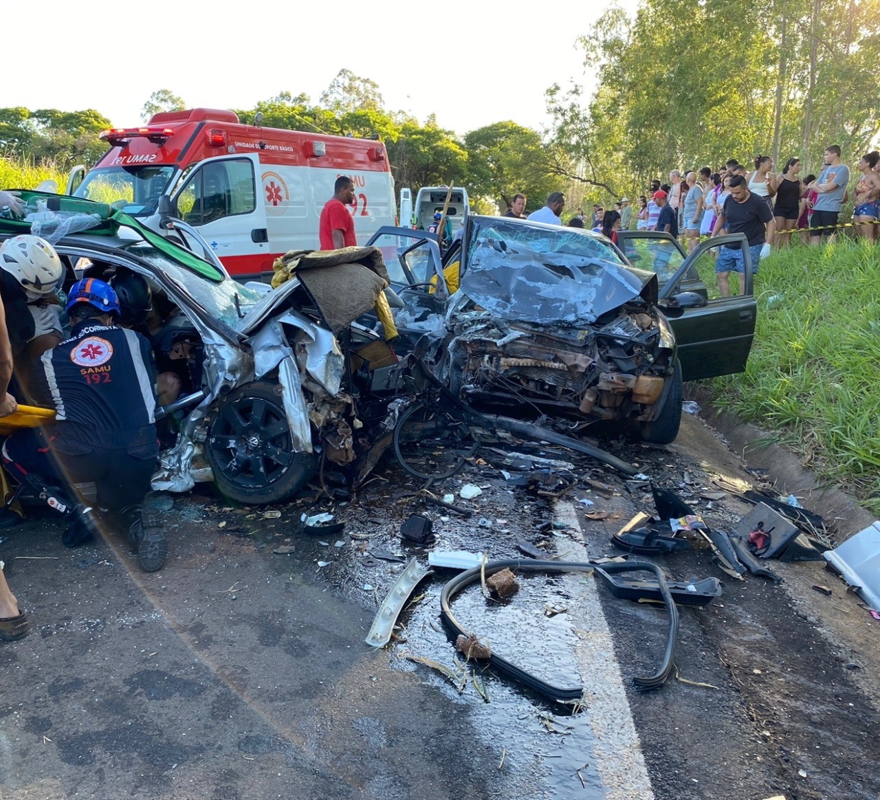 Duas pessoas morrem e sete ficam gravemente feridas em acidente com dois carros na PR-182, em ...