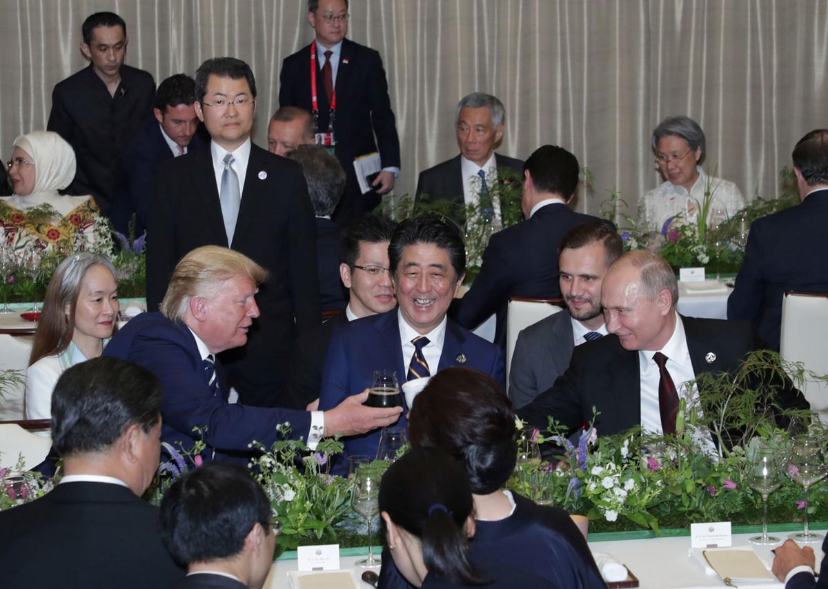 Putin leva sua própria caneca para a cúpula do G20 e dá margem a boatos ...