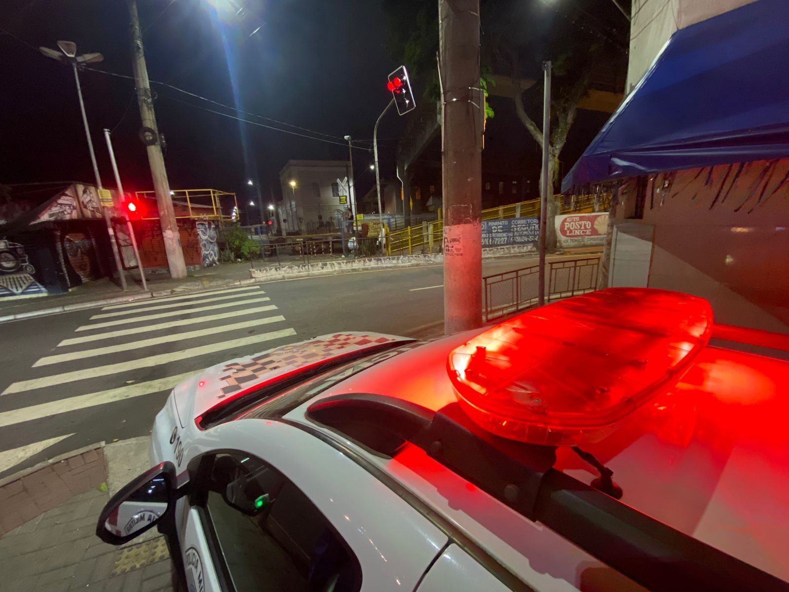 Homem morre atropelado por trem ao tentar atravessar linha férrea com bicicleta motorizada em ...