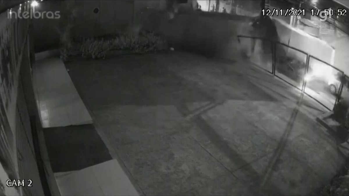 Vídeo Mostra Mulher E Criança Fugindo Segundos Antes De Carreta Tombar