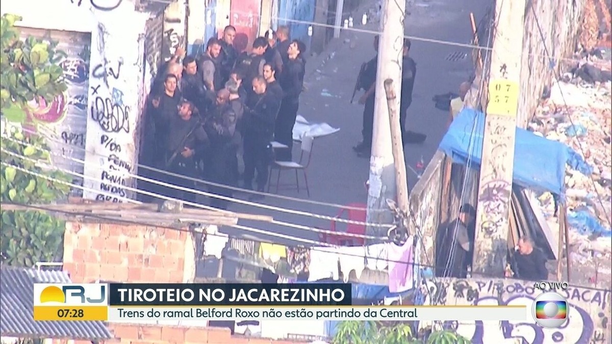 Polícia prende 15 durante operação no Jacarezinho, Zona Norte do Rio ...