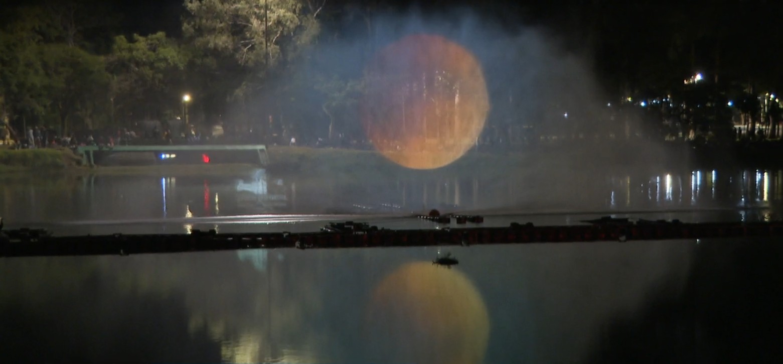 Parque Ibirapuera projeta eclipse da lua em tempo real em lago; evento atraiu pessoas de fora de ...