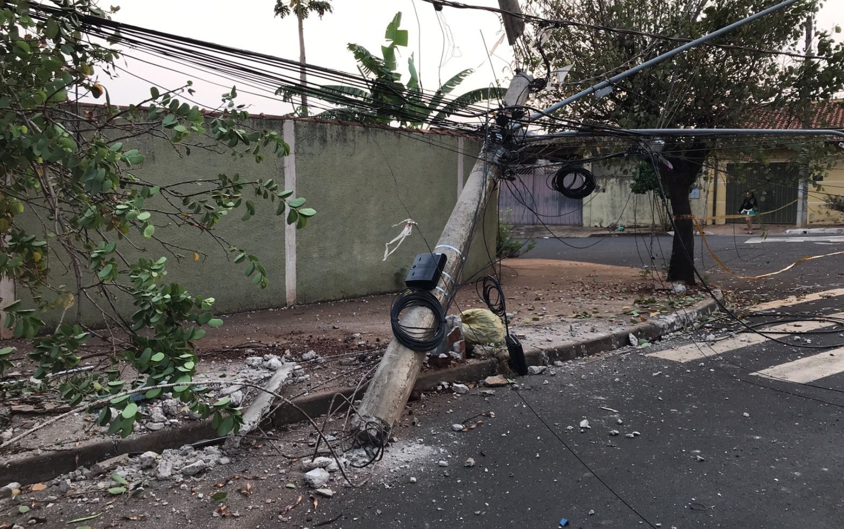 Motorista bate carro em poste, mata passageiro e foge em Ribeirão Preto | Ribeirão Preto e ...