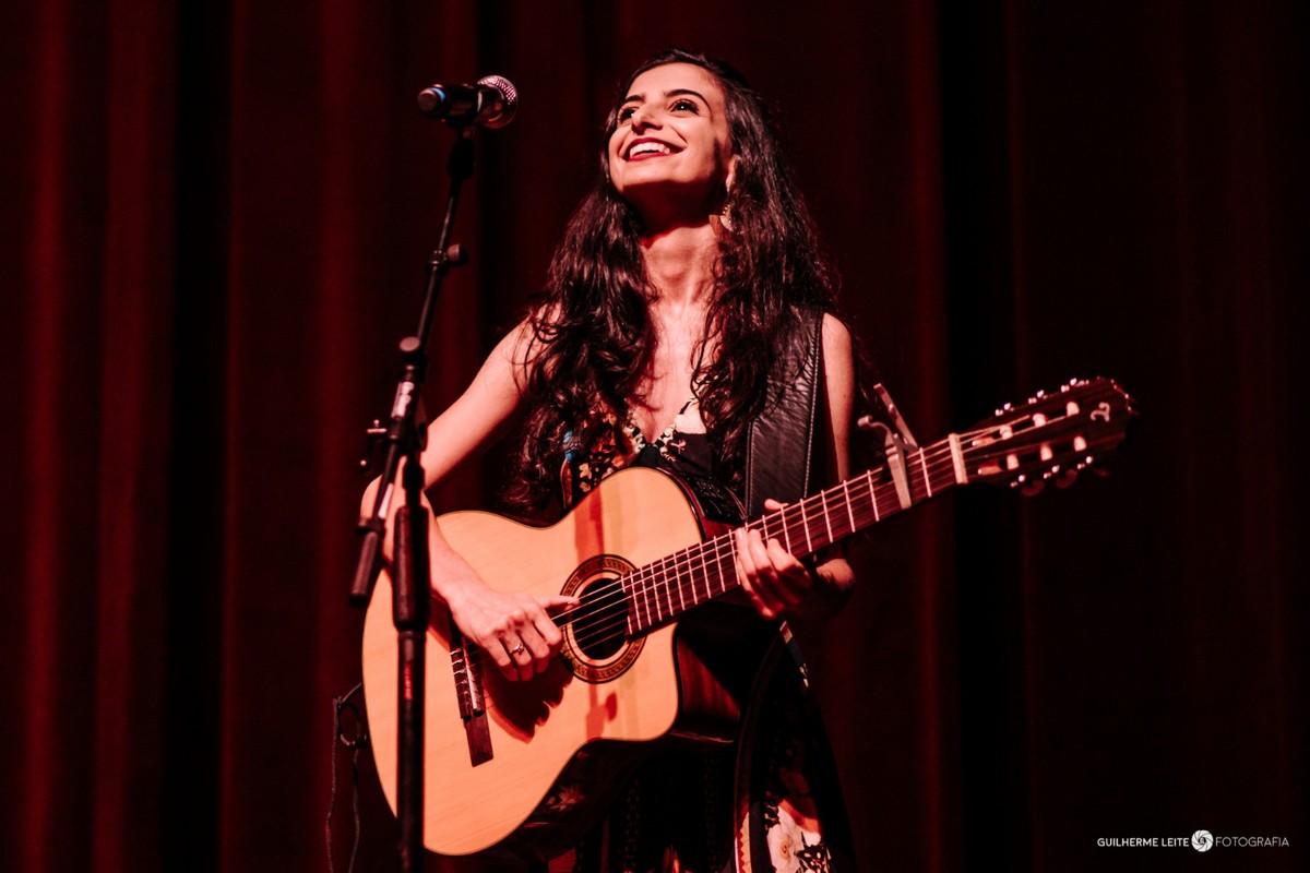 Com mais de 1 milhão de reproduções, artista Laura Cândida traz show ...