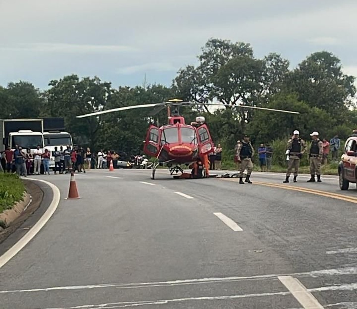 Cinco pessoas ficam feridas em grave acidente entre carro e caminhão na MG-050, em Divinópolis ...