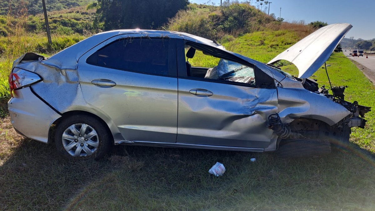 Motorista fica ferida ao capotar com carro na Via Dutra, em Piraí | Sul ...