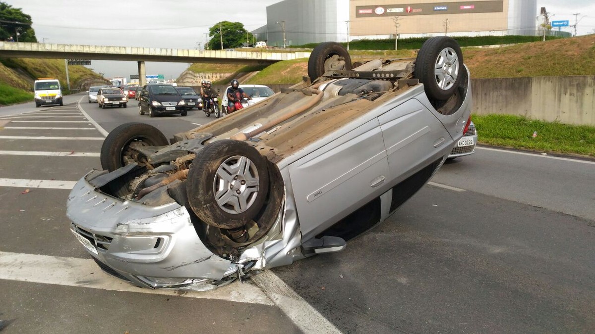 Carro capota na Rodovia Santos Dumont em Campinas; motorista não se feriu | Campinas e Região | G1