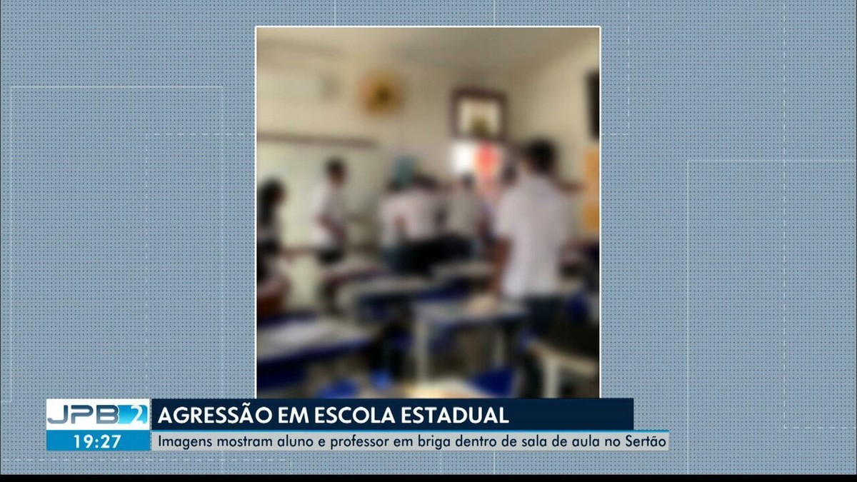 Professor E Aluno Trocam Socos Dentro De Sala De Aula Em Escola No