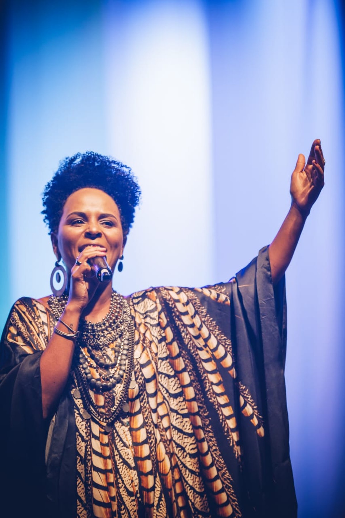 Live com a cantora e compositora mineira Manu Dias é nesta sexta-feira ...