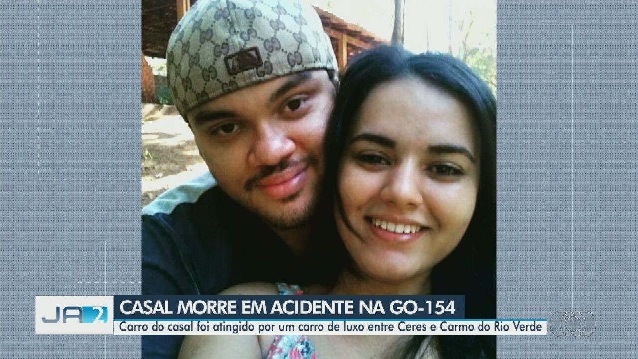 Dentista e mulher morrem após serem atingidos por carro de luxo durante acidente na GO-154 | G1