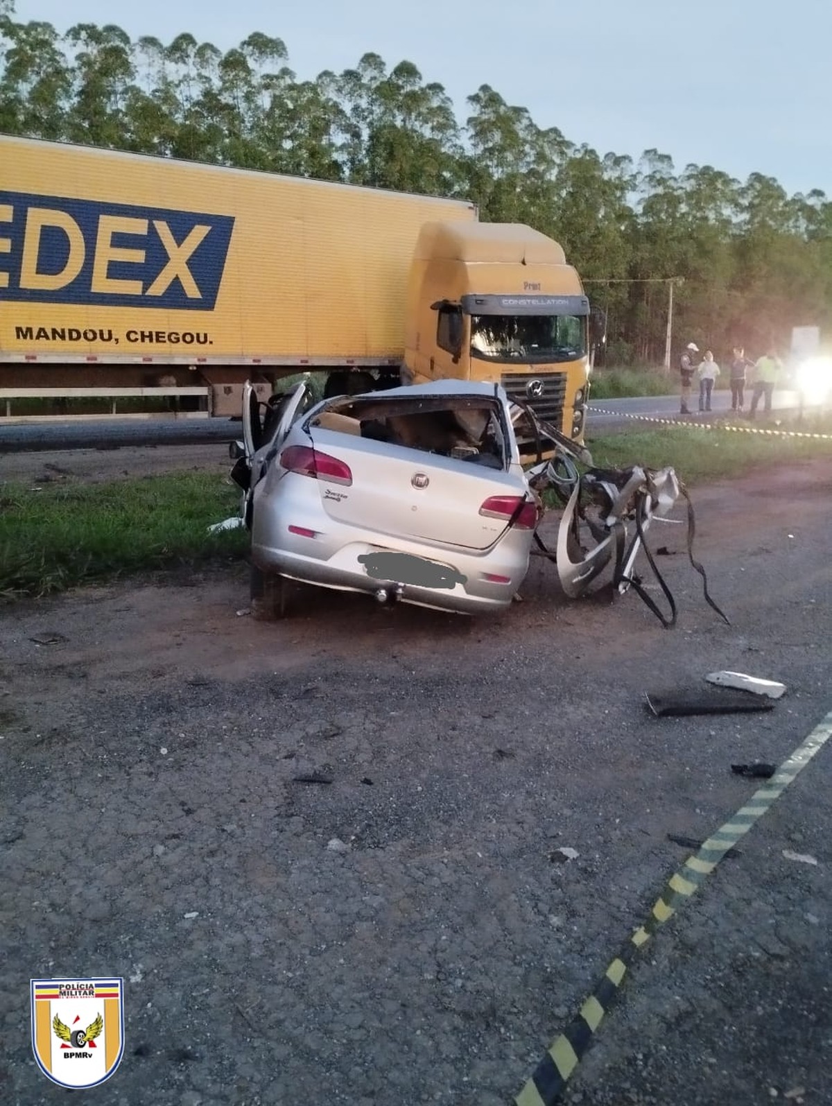 Carro bate de frente com carreta dos Correios na BR-135 e motorista morre | Grande Minas | G1