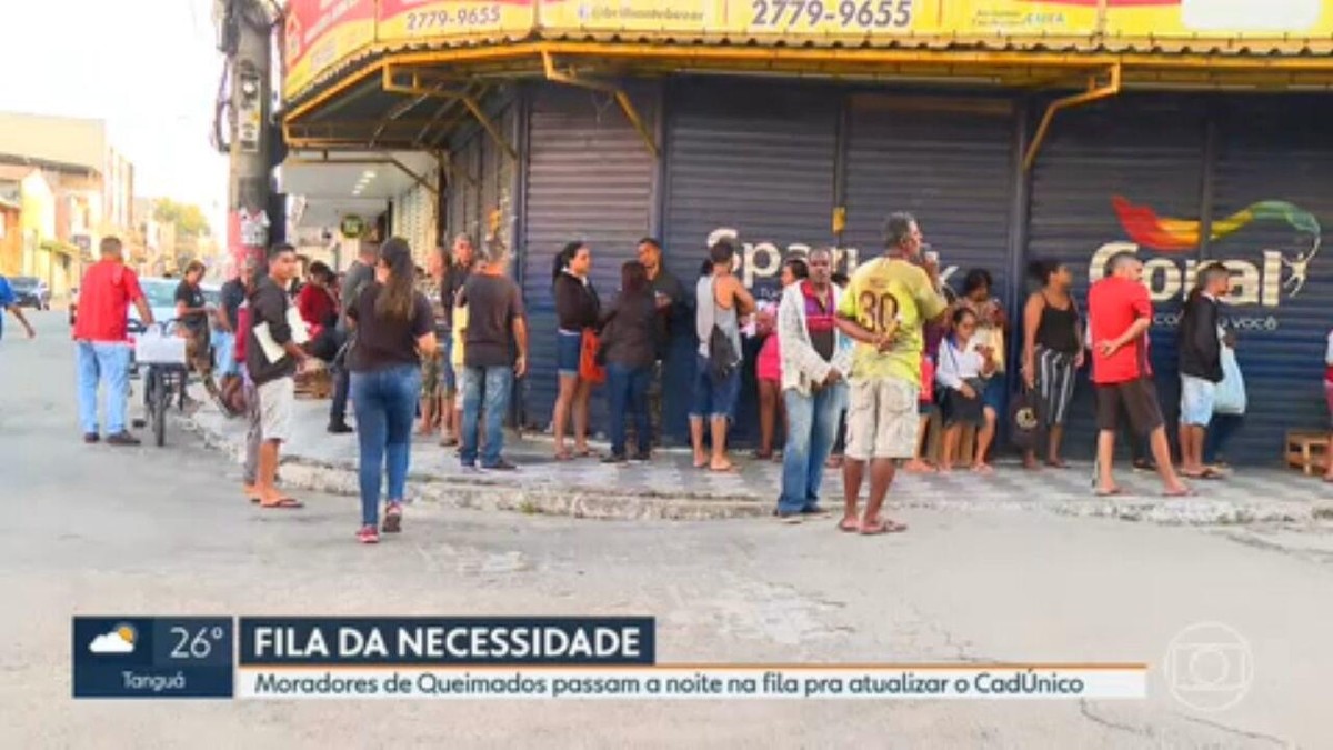 Moradores de Queimados passam a noite na fila para atualizar o CadÚnico ...