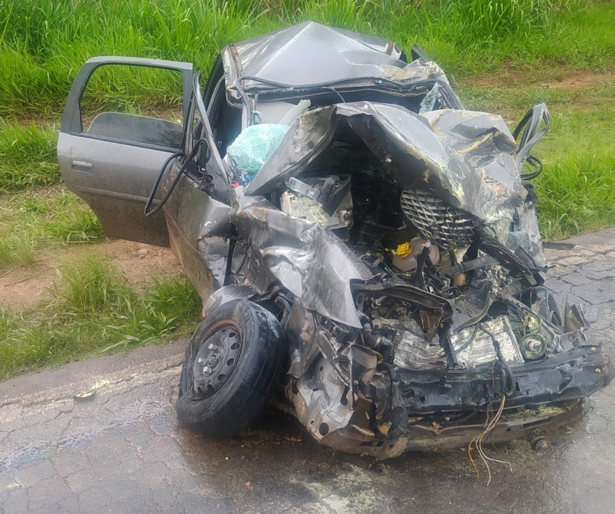 Motorista de carro morre após bater em caminhão e carreta na MG-184, em Areado, MG | Sul de ...