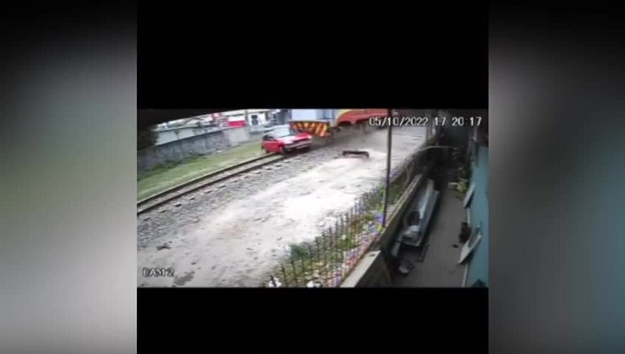 Carro é arrastado por trem após motorista se distrair com filhos em SC; VÍDEO | Santa Catarina | G1