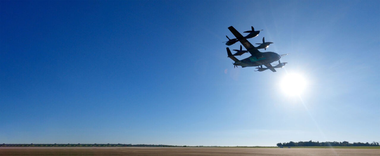 Carro voador da Embraer conclui testes de voo pairado com sucesso | G1