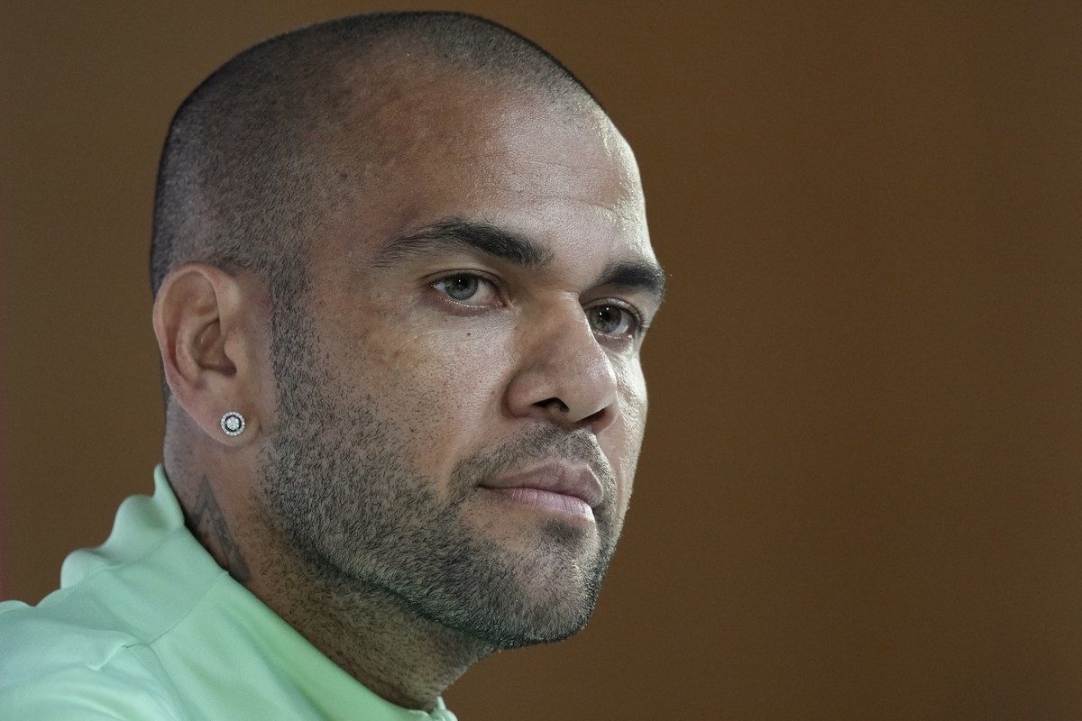 Daniel Alves é formalmente acusado pela Justiça da Espanha e vira réu ...