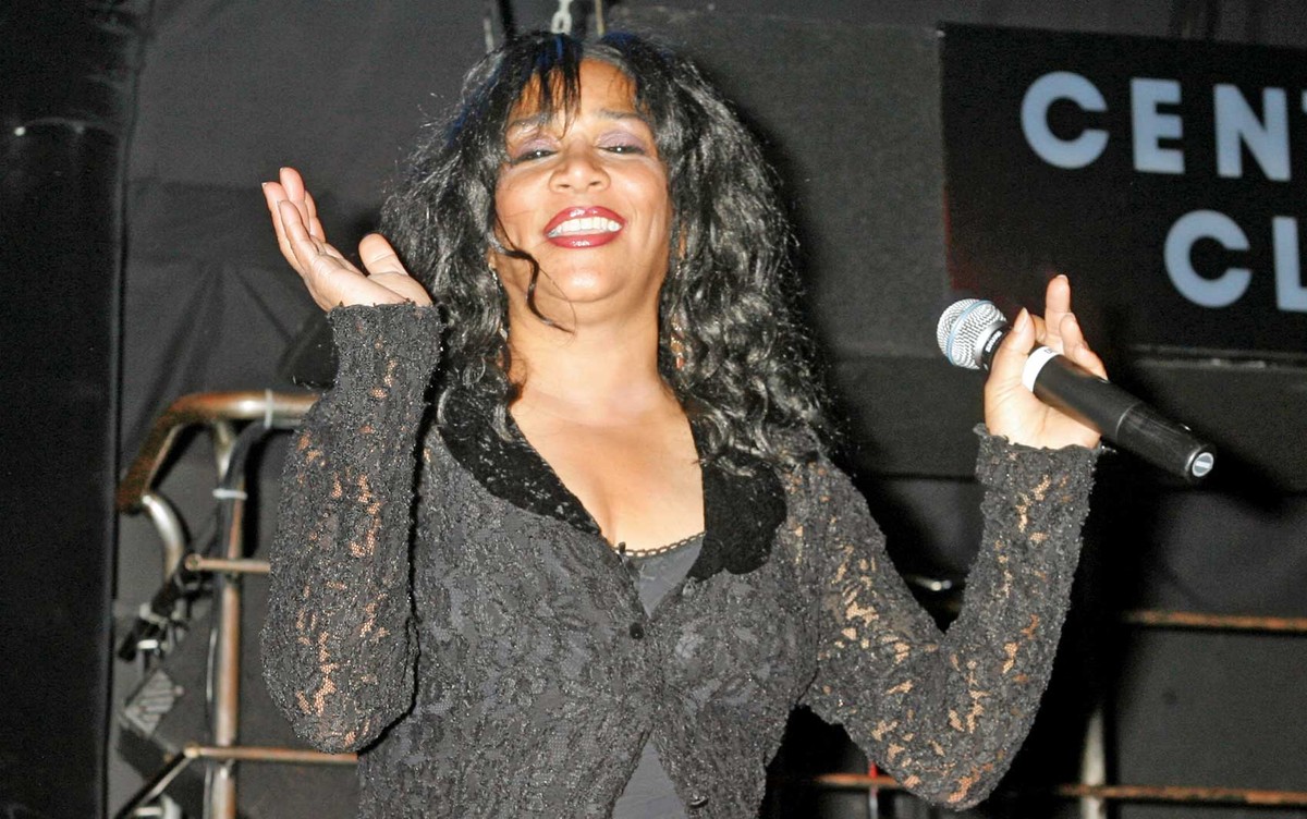Morre aos 60 anos a cantora Joni Sledge, do Sister Sledge, do sucesso ...