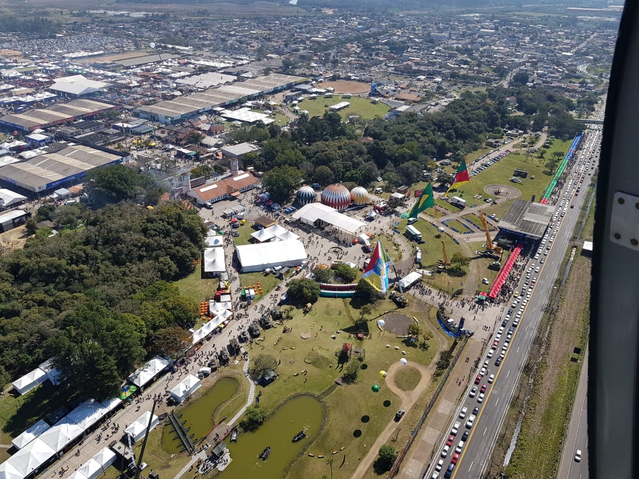Trânsito é intenso em direção ao parque onde acontece a Expointer, em ...
