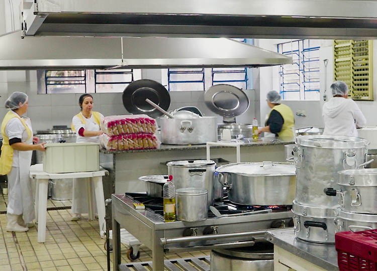 Funcionários são afastados após surto de Covid-19 na Cozinha Piloto de ...