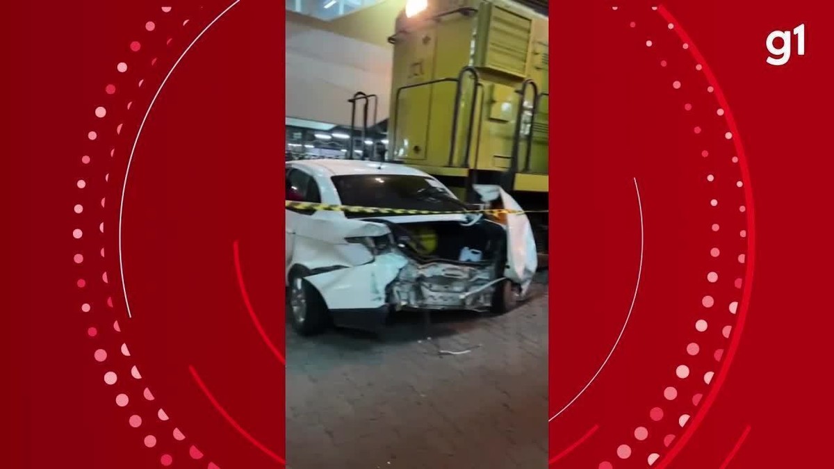 Carro é Atingido Por Trem De Carga Ao Atravessar Linha Férrea Em