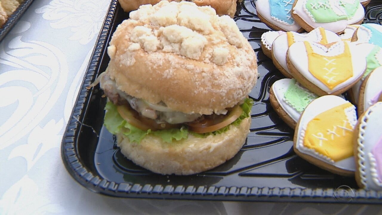 'Cucabúrguer': lanche que mistura doce alemão e hambúrguer faz sucesso ...