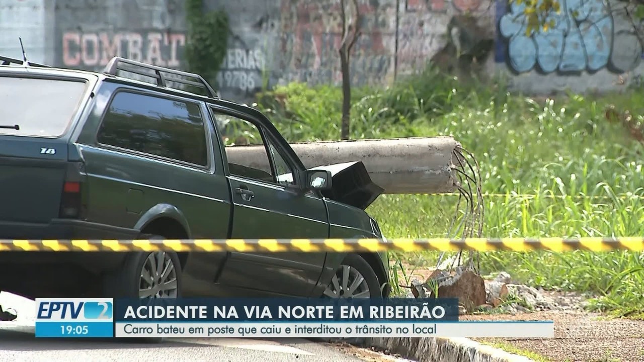 Motorista bate carro em poste, e trânsito é bloqueado na zona Norte de Ribeirão Preto, SP ...