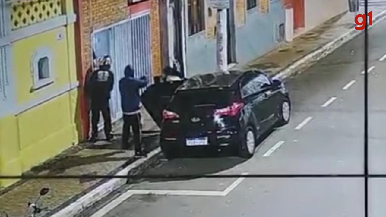 VÍDEO: dupla armada é detida após render grupo, atirar e roubar moto no ...