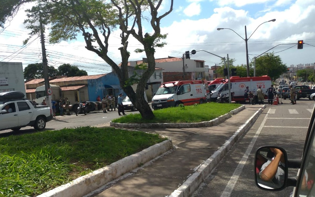 Batida entre caminhão e carro deixa duas pessoas feridas em Aracaju | Sergipe | G1