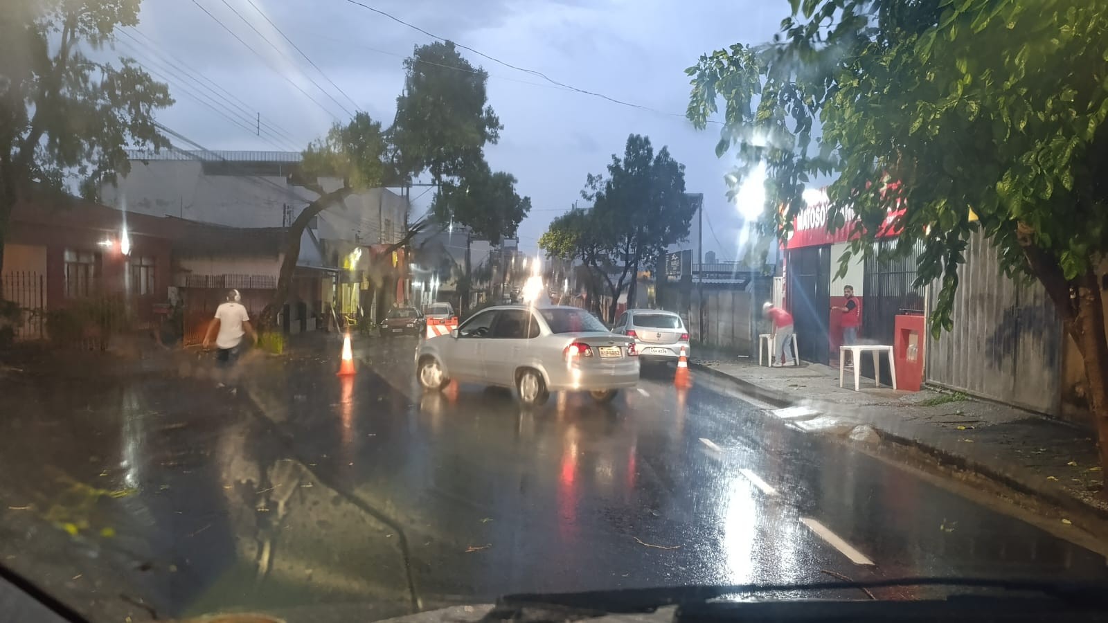 Chuva com ventania causa estragos em Divinópolis | G1