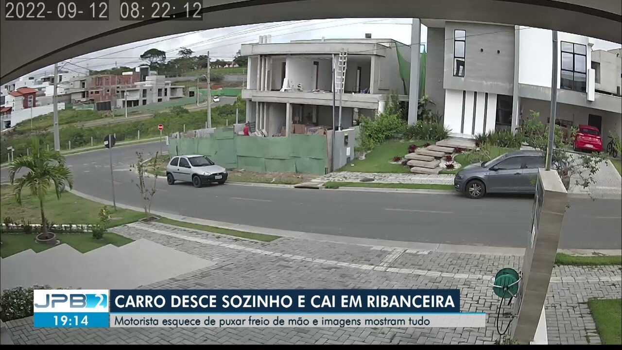 Carro desce ladeira sem motorista, bate em outro veículo e cai em ribanceira em Campina Grande ...