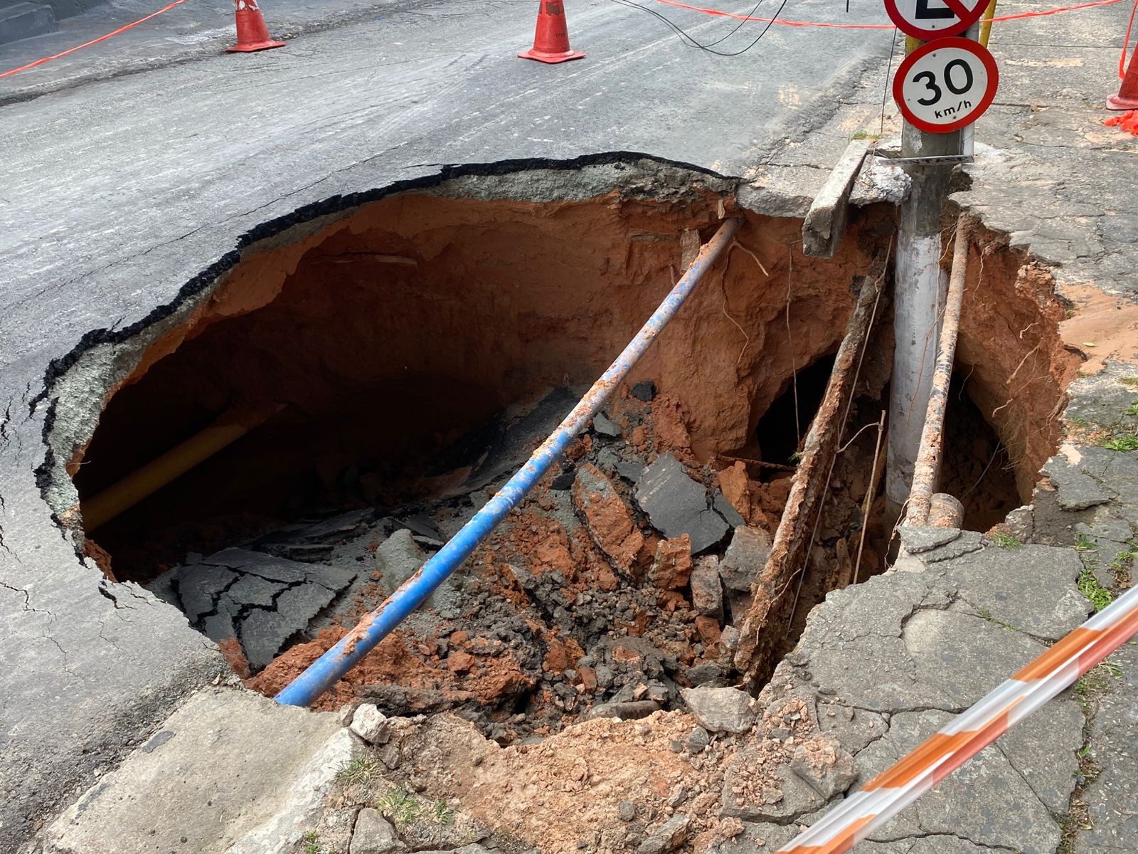 Nova cratera abre horas após reparo em outro buraco provocado por ...